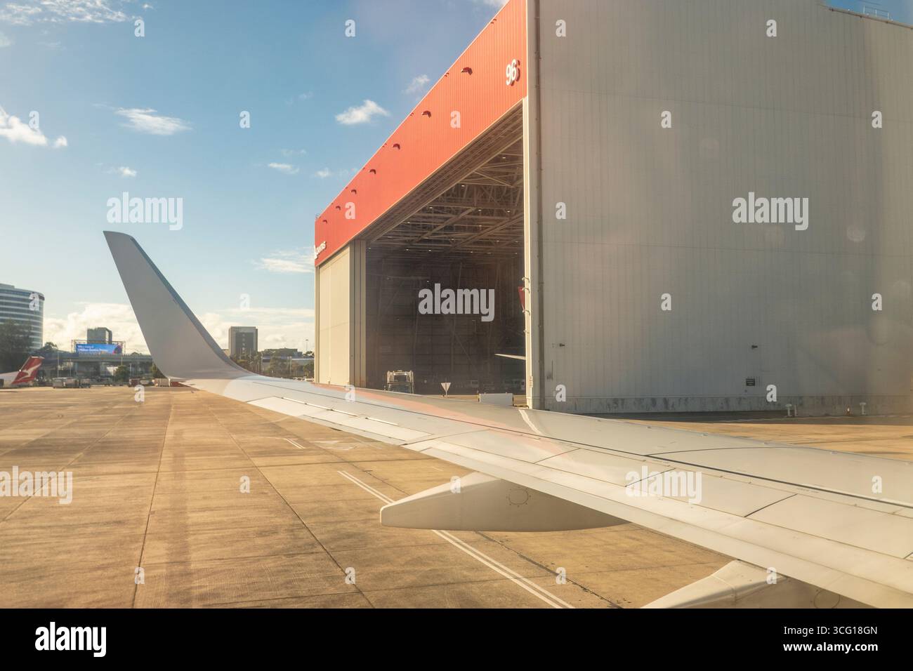 Blick vom Flugzeugfenster auf einen Flugzeugflügel und einen großen ...