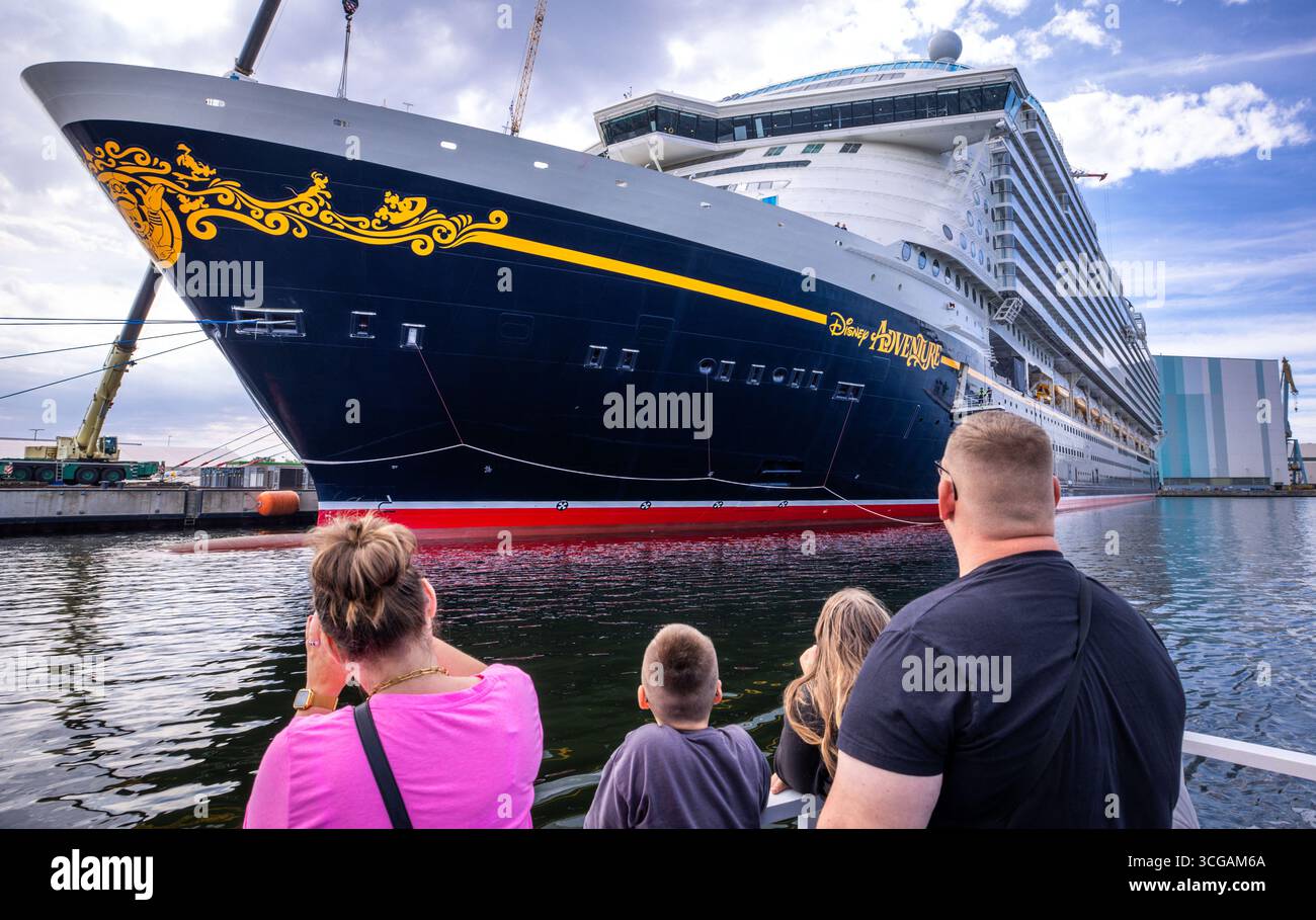 Wismar, Deutschland. August 2025. Urlauber fotografieren während einer ...