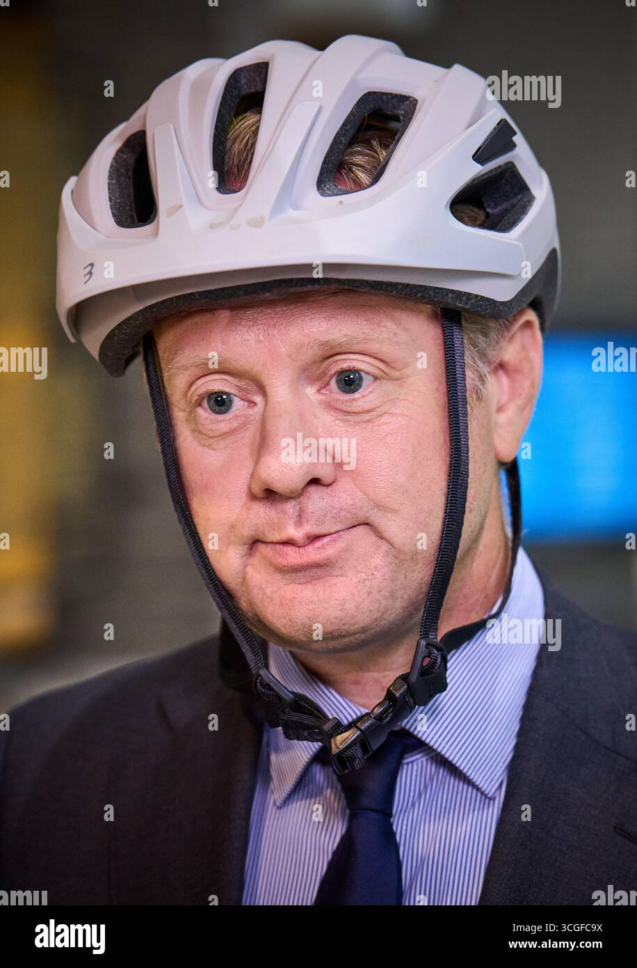 DER HAAG – Hausmeister-Minister Robert Tieman (Infrastruktur und ...