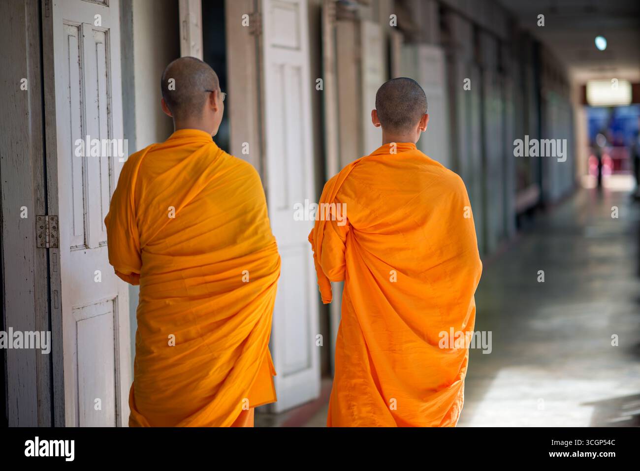 Mahagandayon-Kloster zwei Mönche gehen im Freien Mandalay Myanmar ...