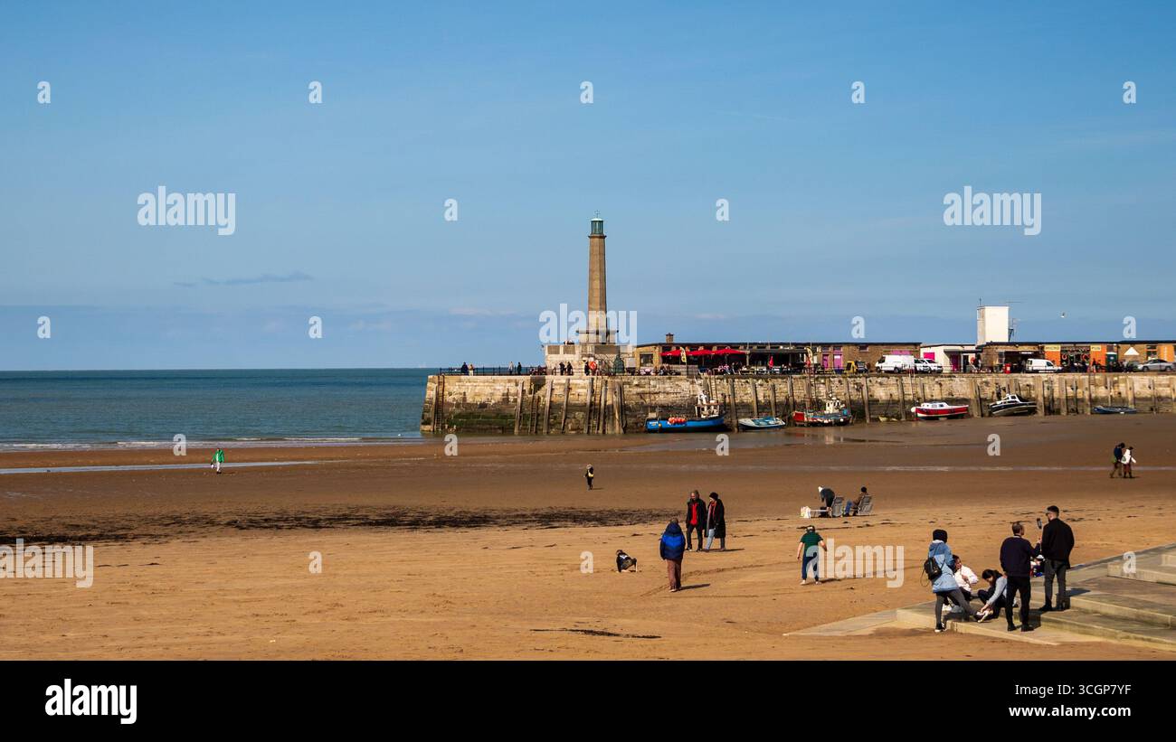 Blick auf Margate Beach und Hafenarm in Kent, England, mit Menschen ...