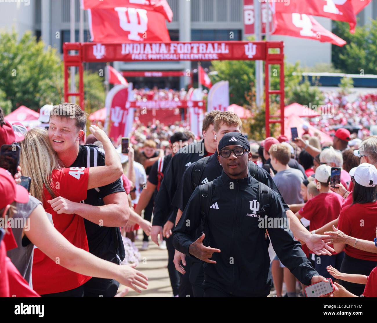BLOOMINGTON, INDIANA – AUGUST 30: Die Fußballspieler aus Indiana nehmen ...