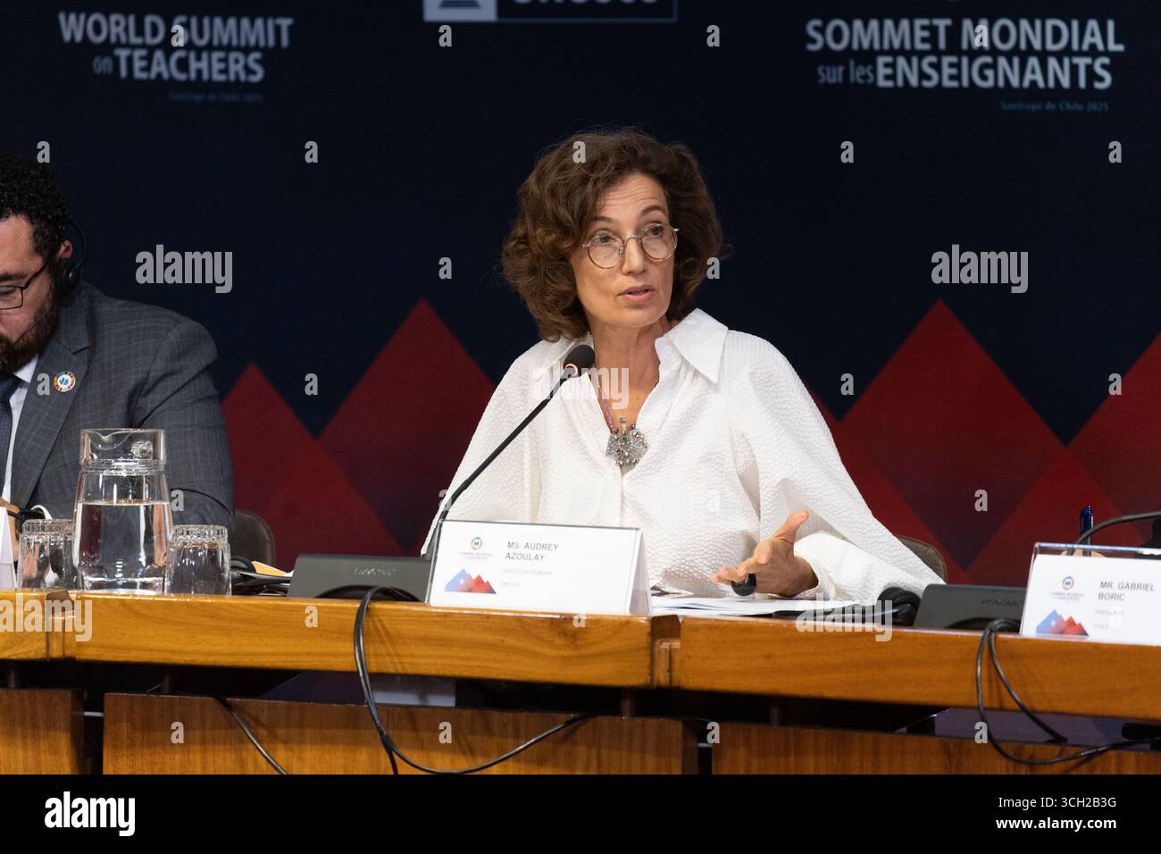 (250831) -- SANTIAGO, 31. August 2025 (Xinhua) -- UNESCO-Generaldirektorin Audrey Azoulay hält ...