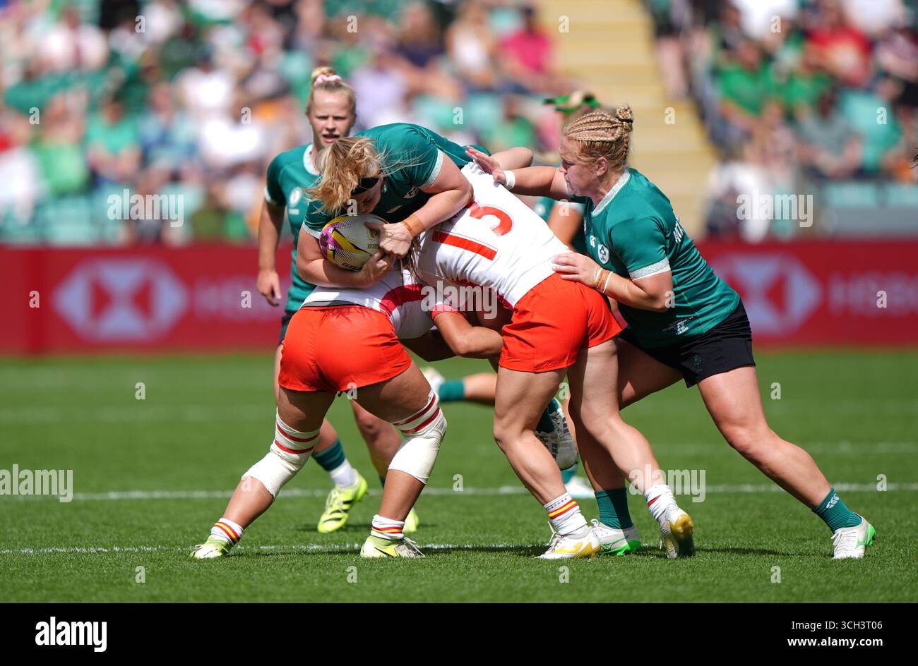 Sam Monaghan wird von der Spanierin Ana Peralta (links) und Claudia ...