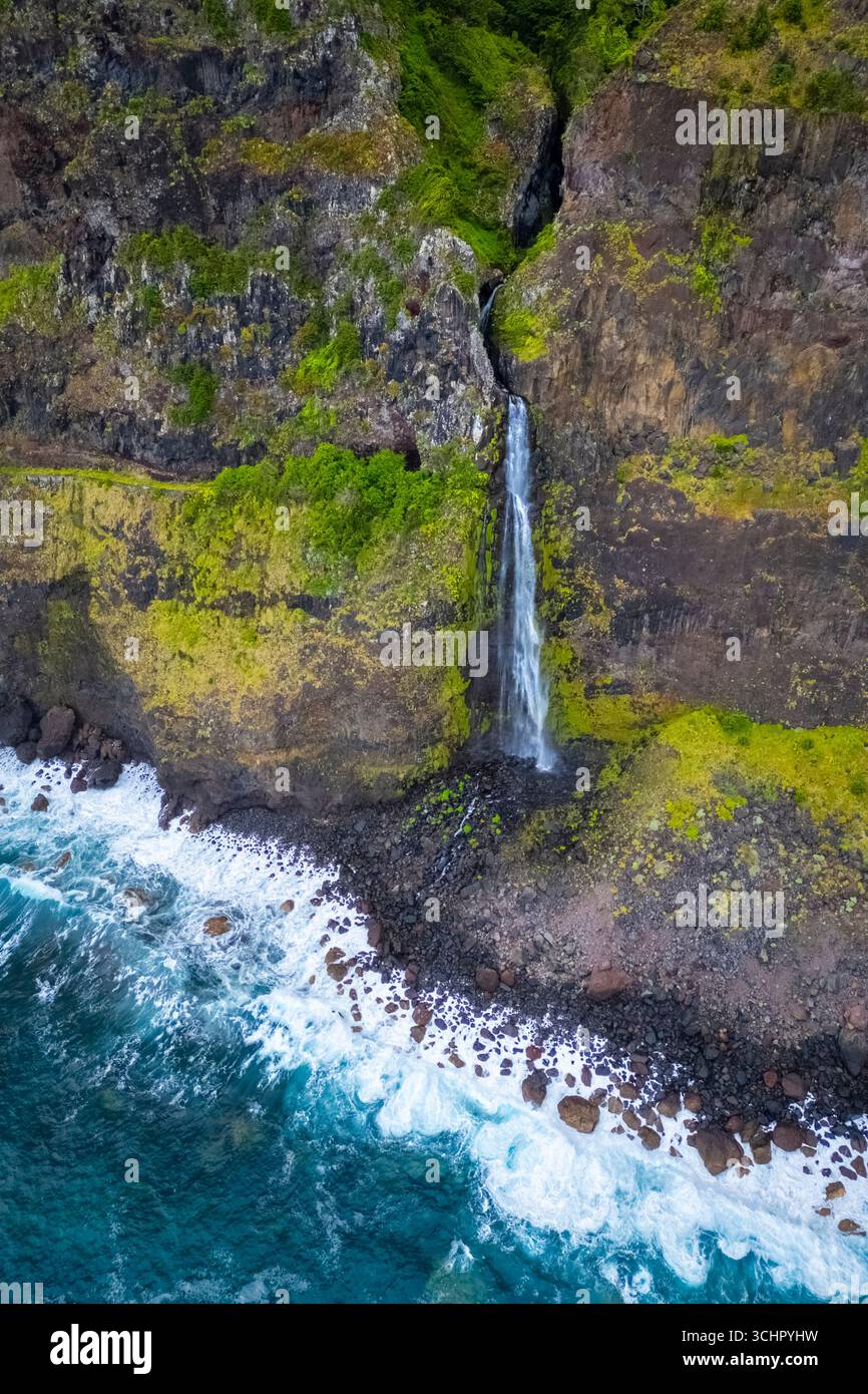 Blick aus der Vogelperspektive auf einen Wasserfall, der im Frühjahr ...