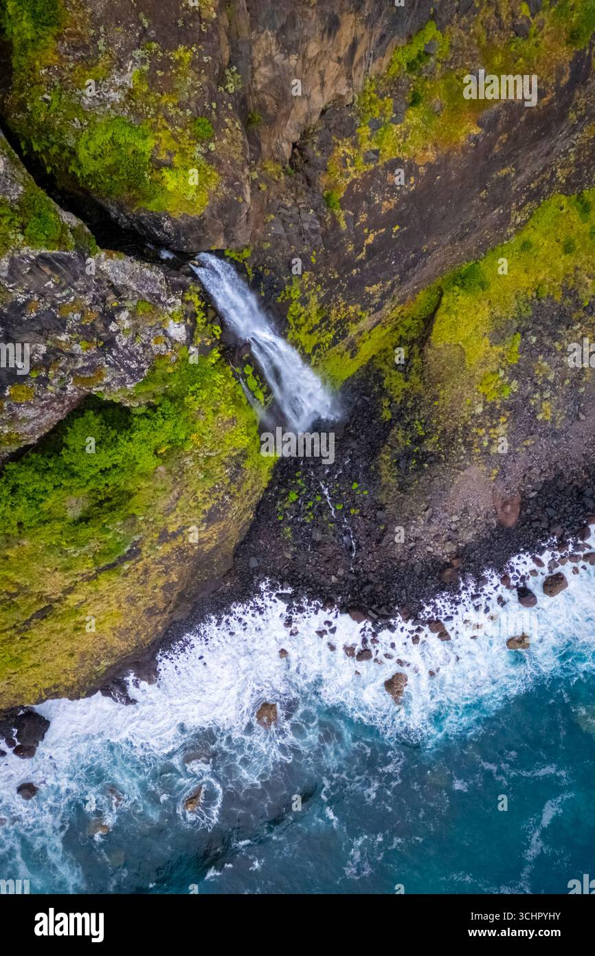Blick aus der Vogelperspektive auf einen Wasserfall, der im Frühjahr ...