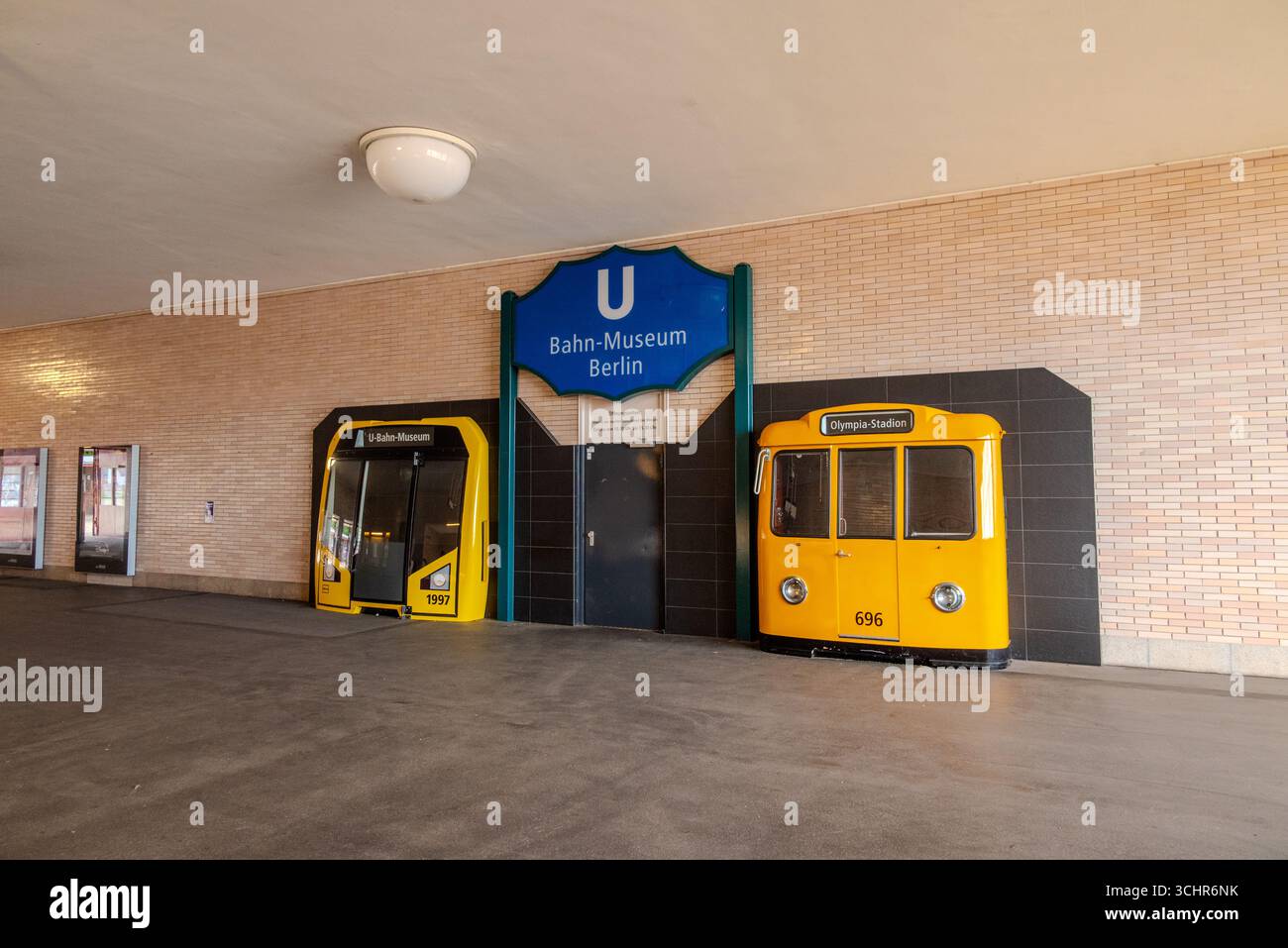 U2 line berlin -Fotos und -Bildmaterial in hoher Auflösung – Alamy