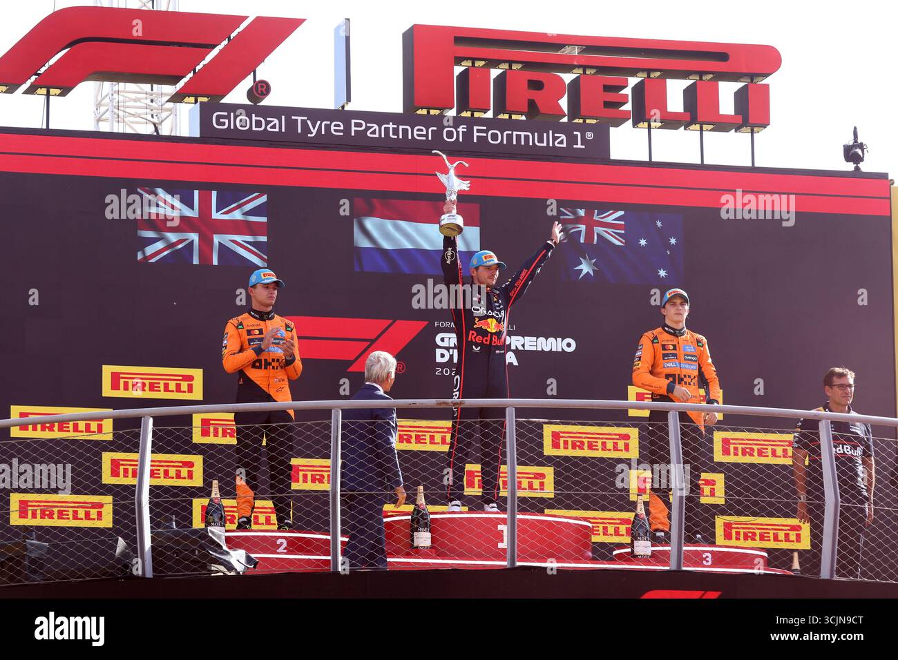 Max Verstappen von Red Bull Racing (C), Lando Norris von McLaren (L ...