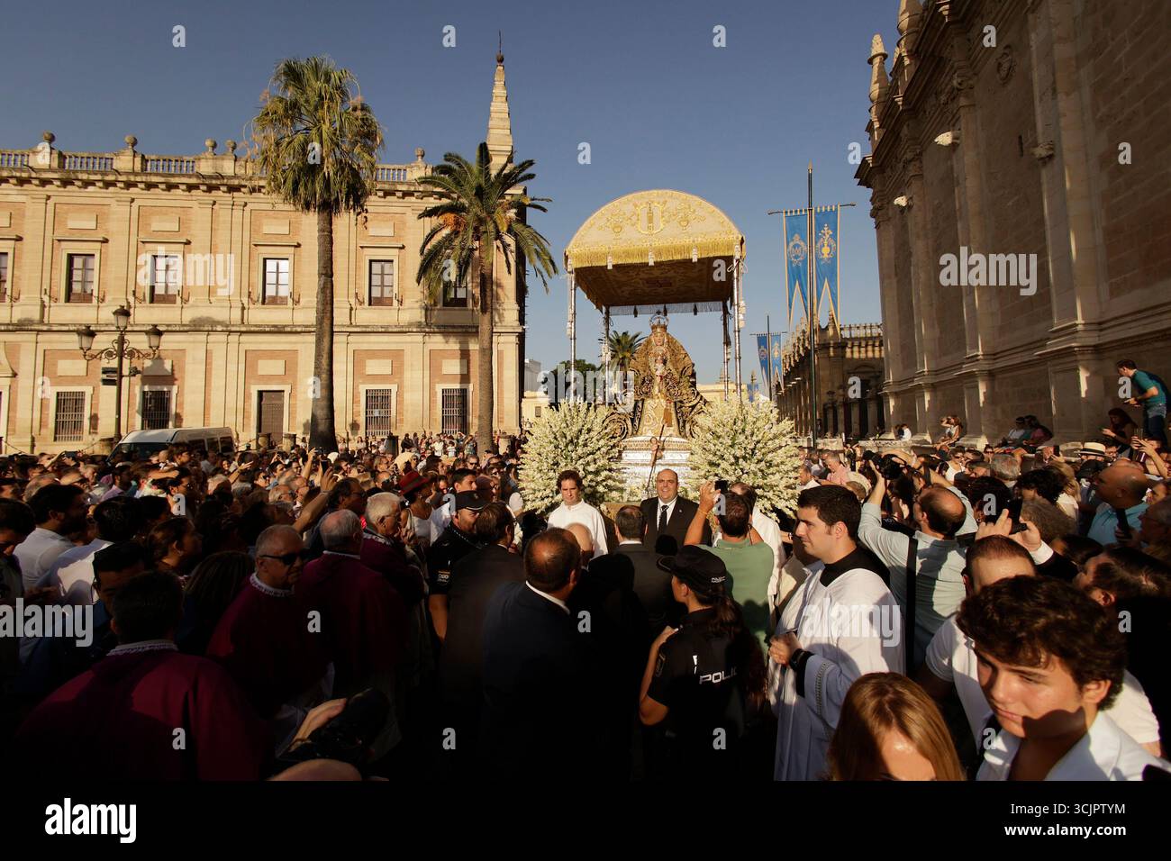 Sevilla, 15. August 2025. Prozession der Jungfrau der Könige um die ...