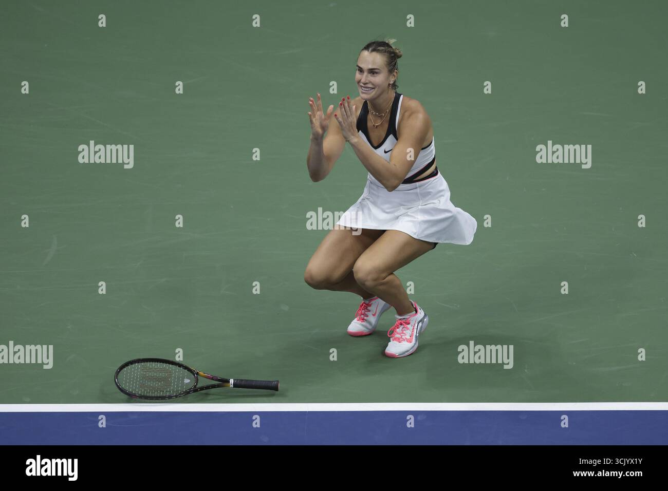 Aryna Sabalenka aus Weißrussland feiert ihren Sieg gegen Amanda ...