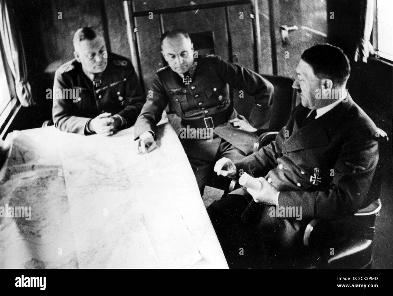 Reichsführer Adolf Hitler (rechts), Feldmarschall Walther von ...