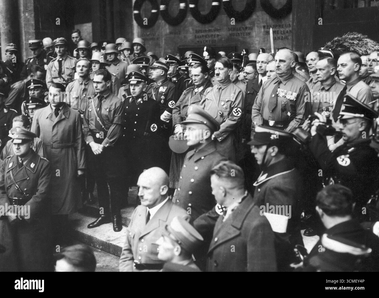 Hitler symbols Schwarzweiß-Stockfotos und -bilder - Alamy