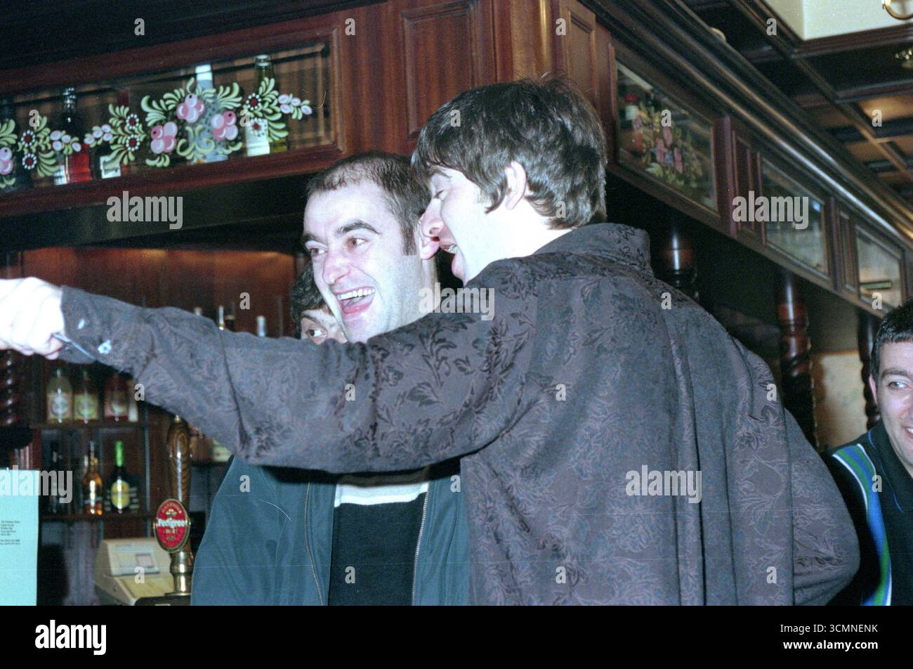 Noel Gallagher mit Paul Arthurs Bonehead vor dem Oasis-Konzert am ...