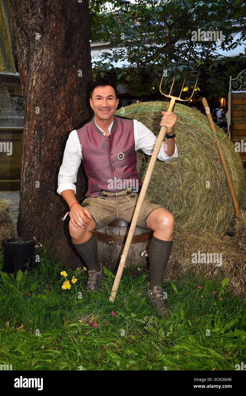Lucas Cordalis besucht am 18. September 2025 den roten Teppich zum ...