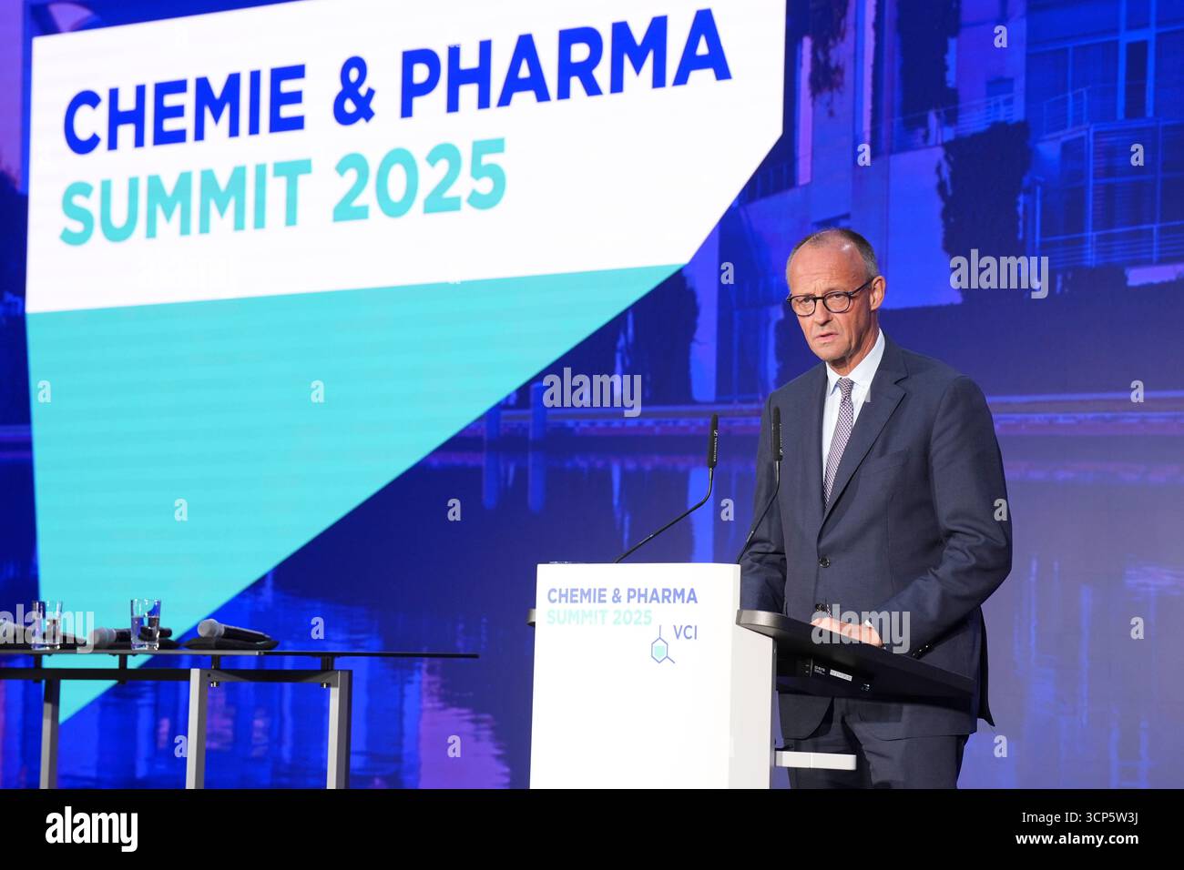 Bundeskanzler Merz beim Chemie und Pharma Summit 2025 des VCI Bundeskanzler Friedrich Merz im ...