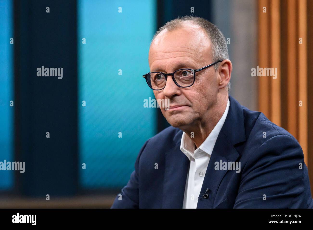 im Bild v.l.: Bundeskanzler Friedrich Merz, GER, Berlin, Studio, zu Gast bei - Caren Miosga ...