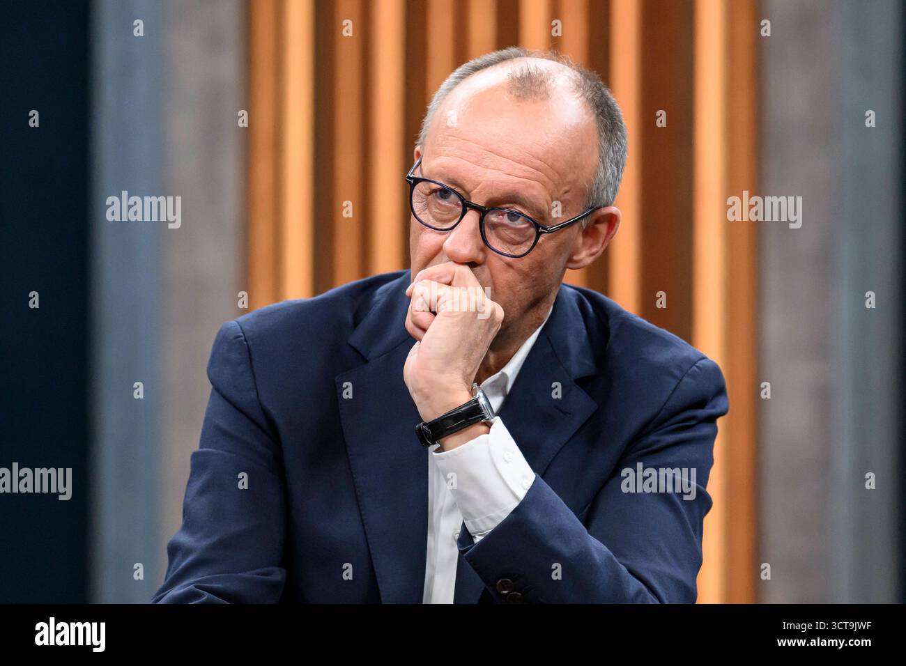 im Bild v.l.: Bundeskanzler Friedrich Merz, GER, Berlin, Studio, zu Gast bei - Caren Miosga ...