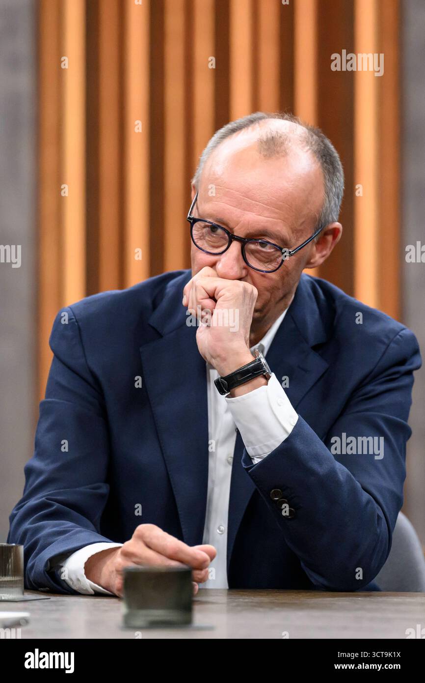 im Bild v.l.: Bundeskanzler Friedrich Merz, GER, Berlin, Studio, zu Gast bei - Caren Miosga ...