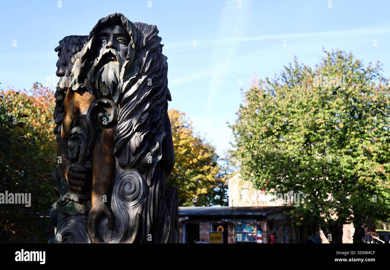 Insel Rügen 13.10.2025, Kap Arkona auf Rügen, eine Holzskulptur steht ...