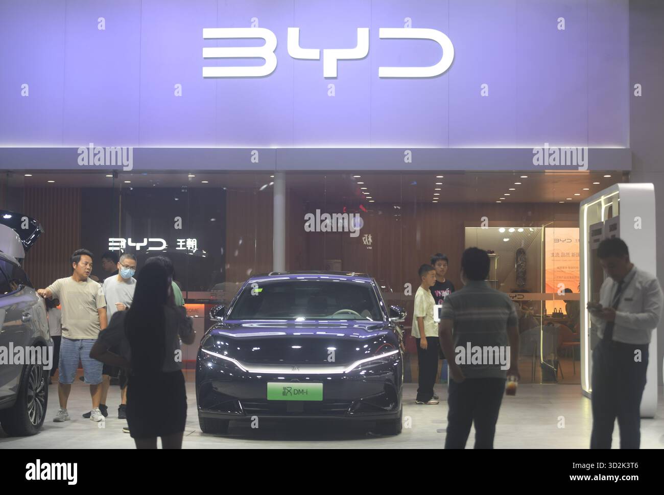 HANGZHOU, CHINA - 1. NOVEMBER 2025 - Bürger sehen die neuen ...