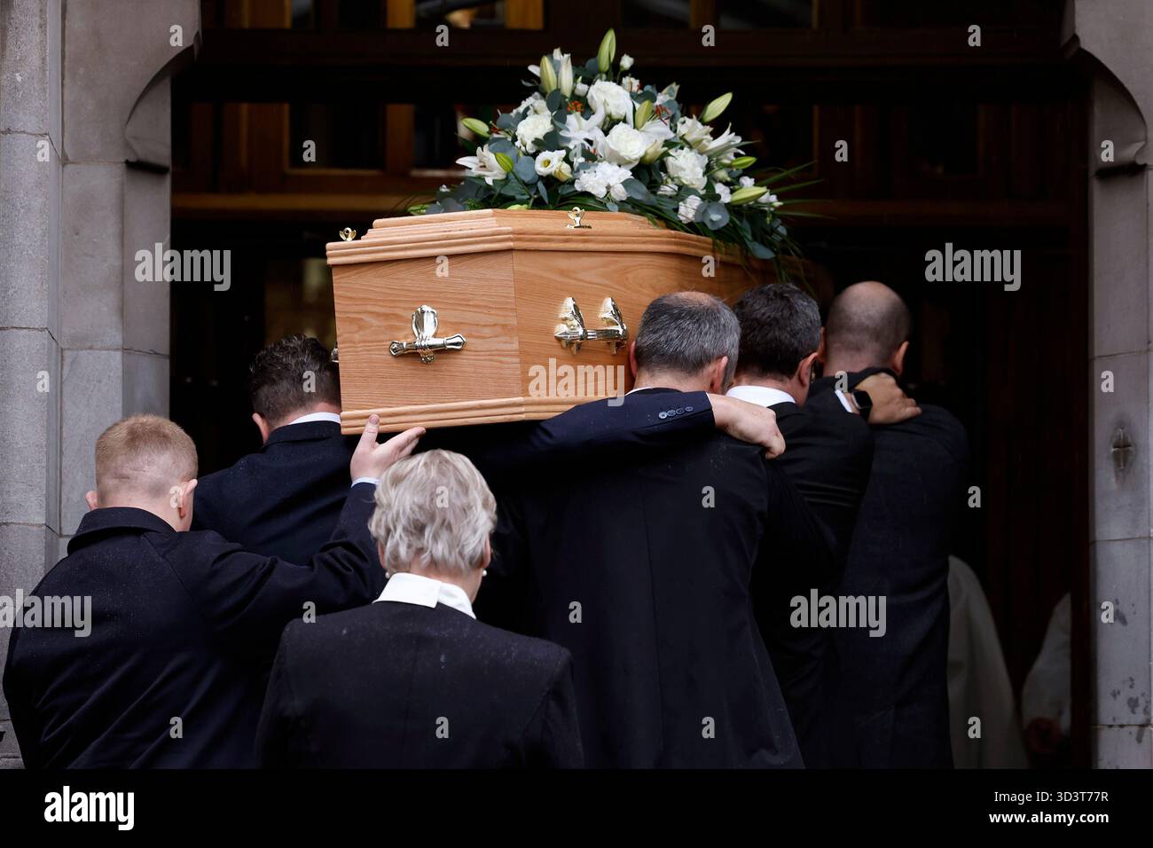 Der Sarg von Sr. Stanislaus Kennedy wird zu ihrer Beerdigung in die ...