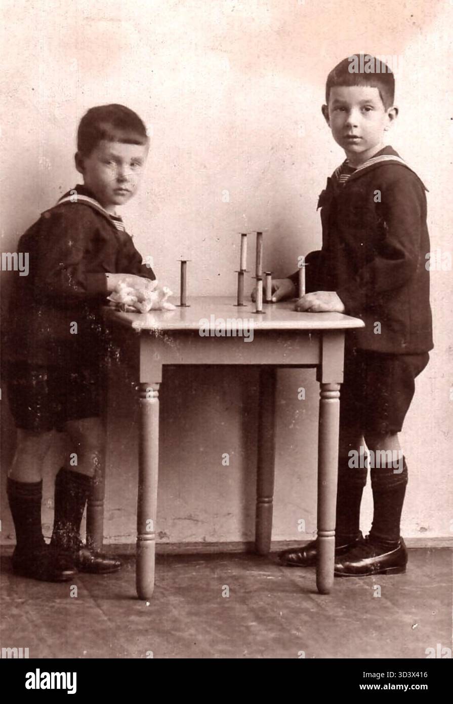 Ein Foto aus dem Jahr 1923 zeigt die Brüder Augustinas und Algirdas ...