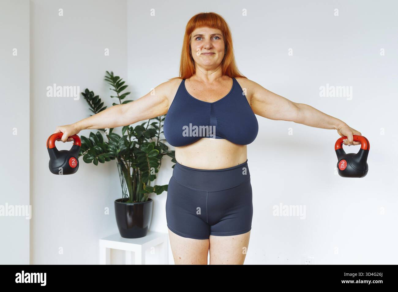 Reife kurvige frau -Fotos und -Bildmaterial in hoher Auflösung – Alamy