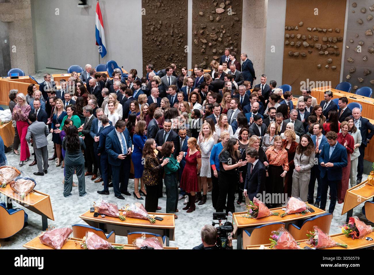 DEN HAAG, NIEDERLANDE - 12. NOVEMBER: Alle Parlamentsabgeordneten geben ...