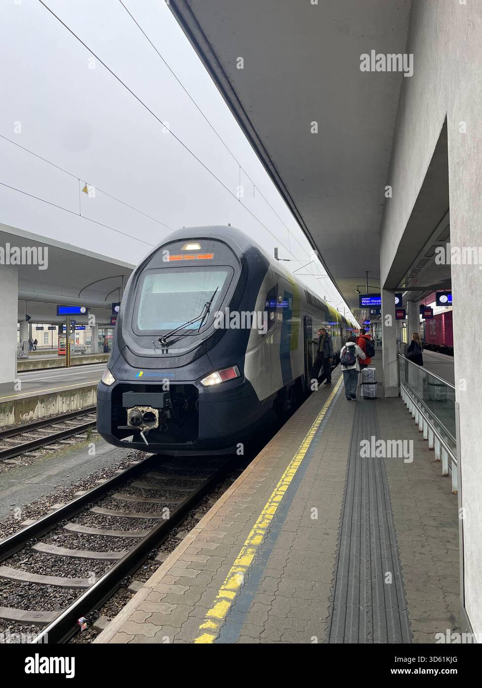 linz, österreich, 17. november 2025, neuer Zug CRRC , DDEMU2 Panda von ...