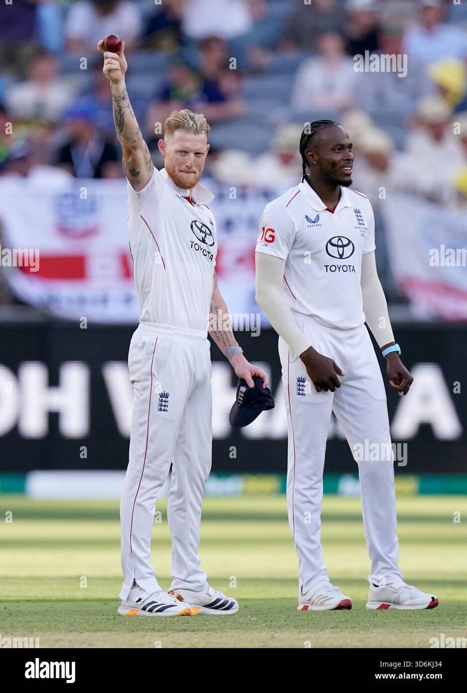 Der Englands Ben Stokes feiert am ersten Tag des ersten Tests der NRMA ...