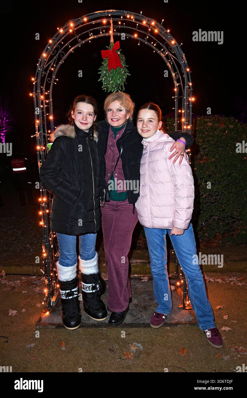 Eva Imhof mit ihren Töchtern Lilly und Luisa bei der Weihnachtsfeier im ...