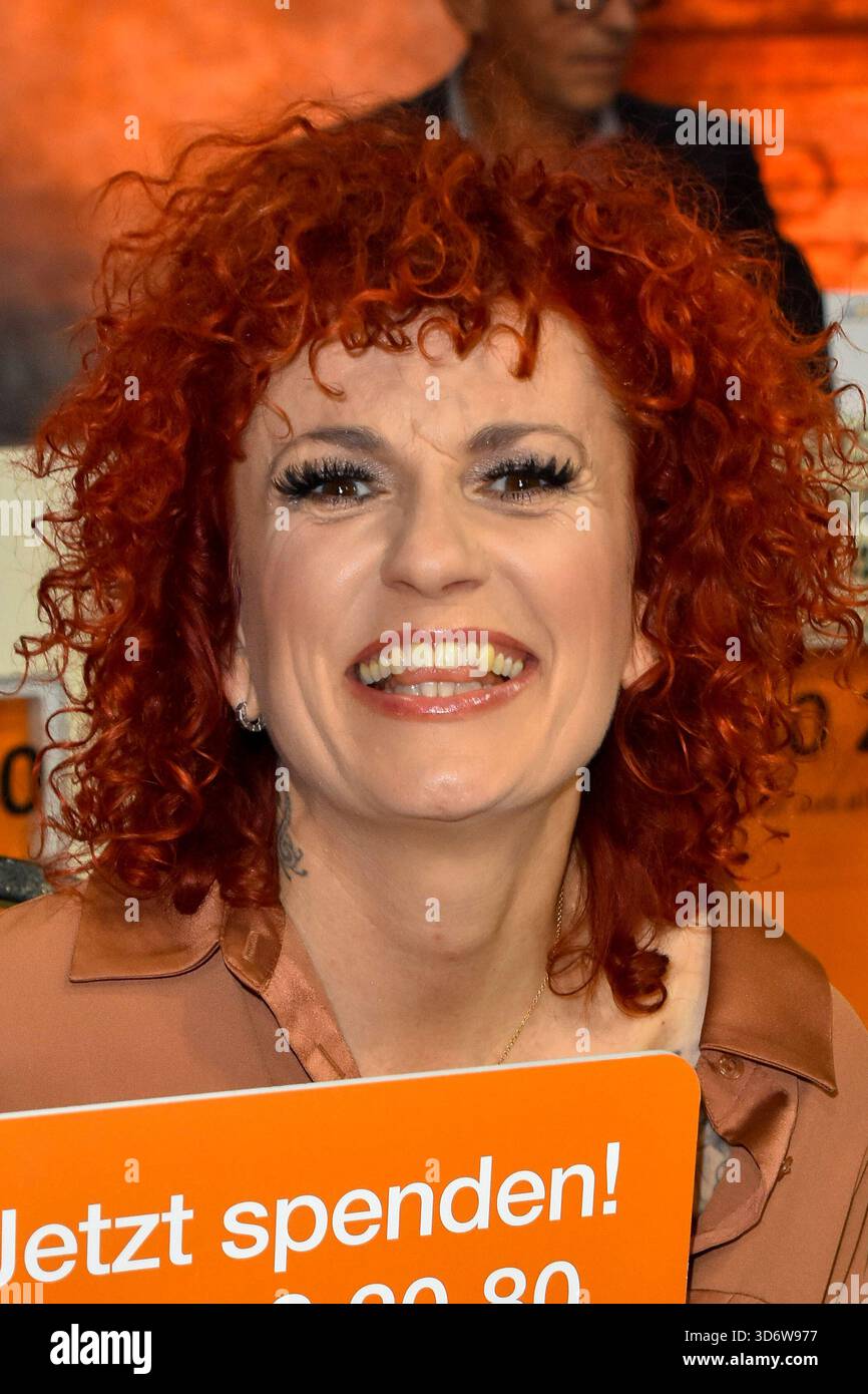 ABB/ Lucy Diakovska Saengerin No Angels zu Gast am Spendentelefon im ...