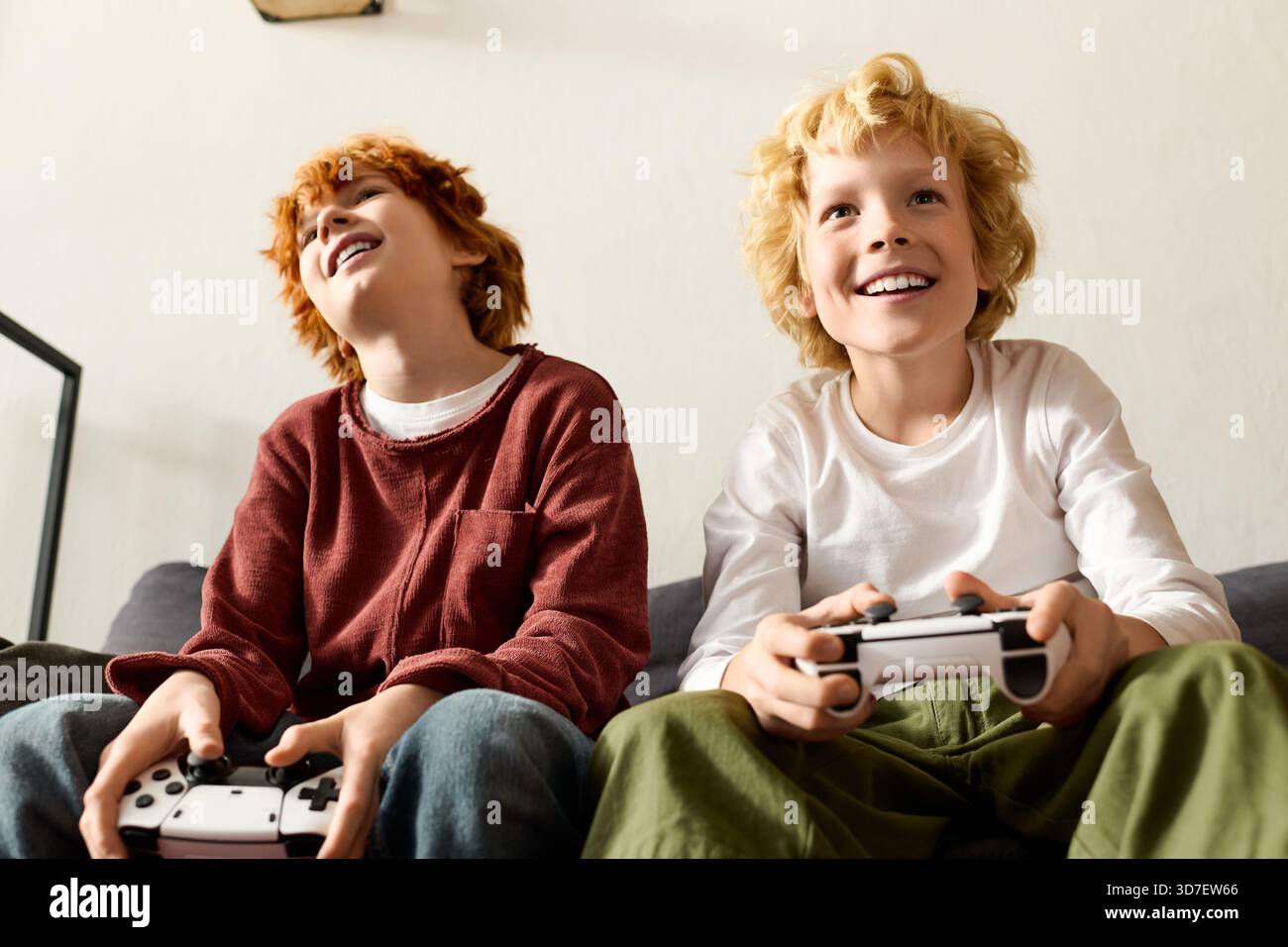 Blonde jungs video -Fotos und -Bildmaterial in hoher Auflösung – Alamy