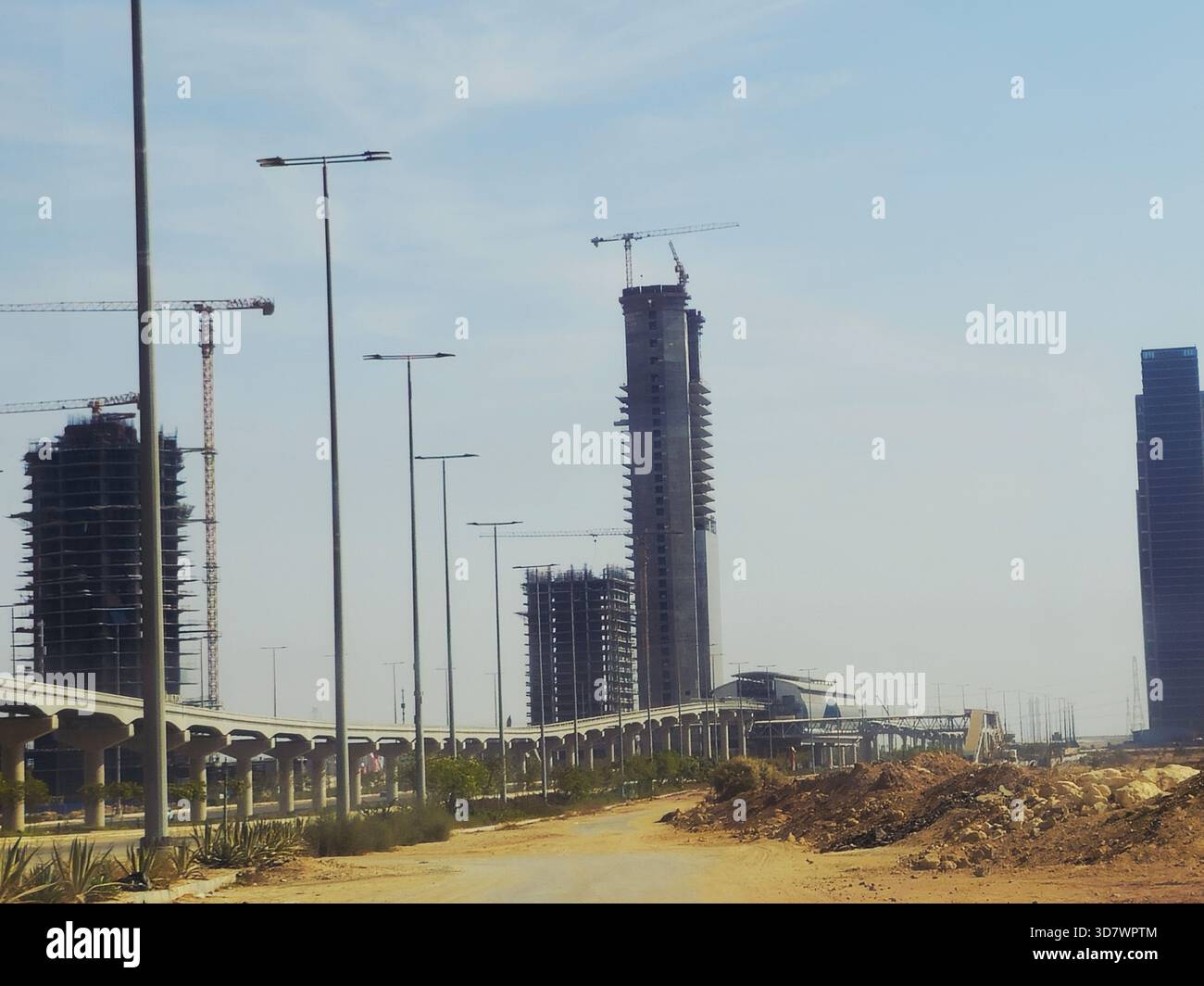 Kairo, Ägypten, 8. November 2025: Einschienenbahnschienen und neue ...
