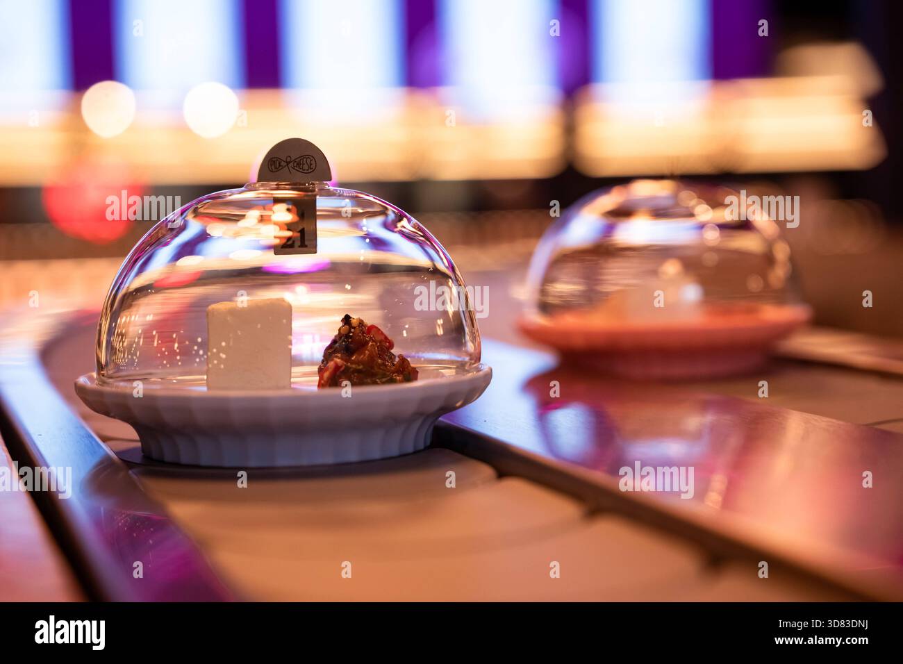 Pick & Cheese im Kerb Food Hall in Berlin um 20 Uhr. Oktober 2025. Kerb ...