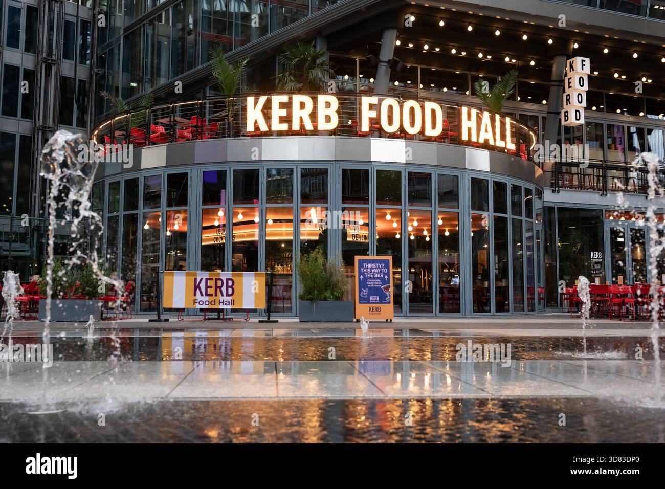 Kerb Food Hall in Berlin um 20 Uhr. Oktober 2025. Kerb Food Hall ...