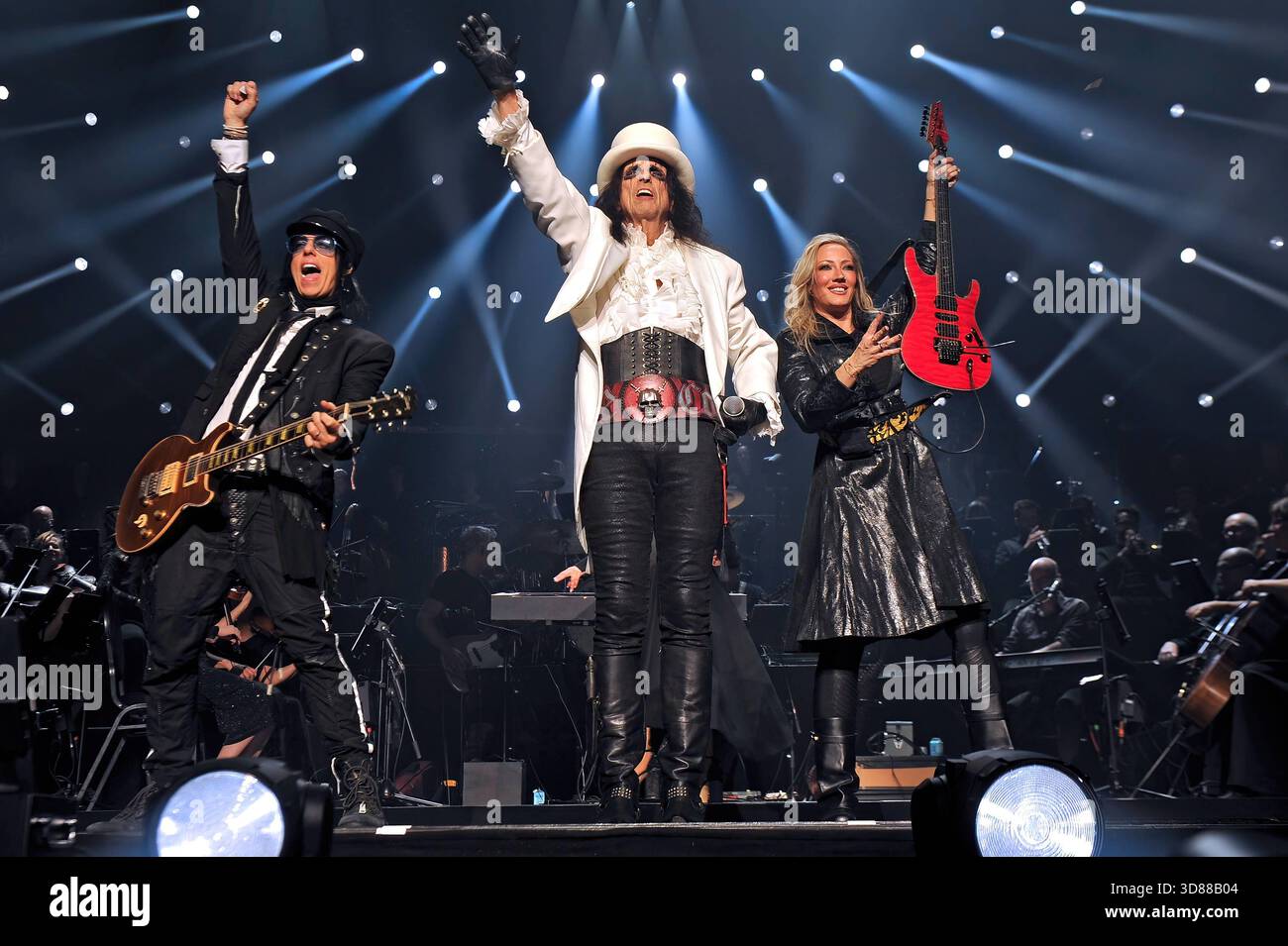 Nacht der Proms 2025. Gitarrist Tommy Henriksen , Sänger Alice Cooper ...