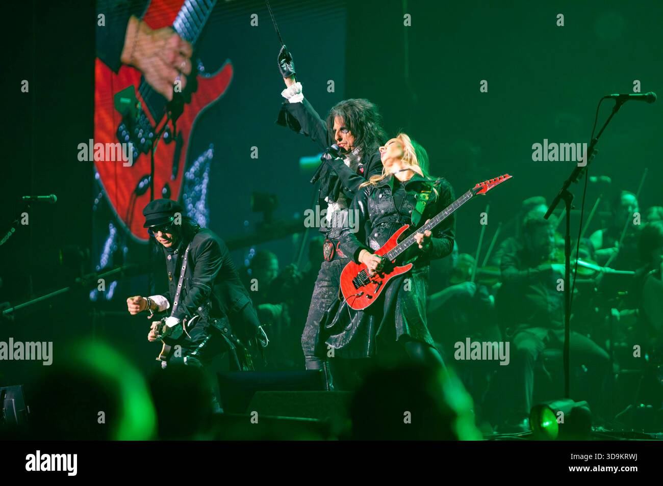 Alice Cooper und Nita Strauss live bei der 40. Nacht der Proms 2025 in ...