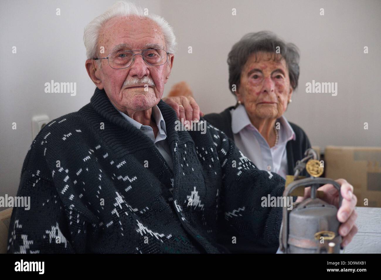 Deutschland. Dezember 2025. Ludwig und Maria Jökel sitzen in ihrem Haus ...