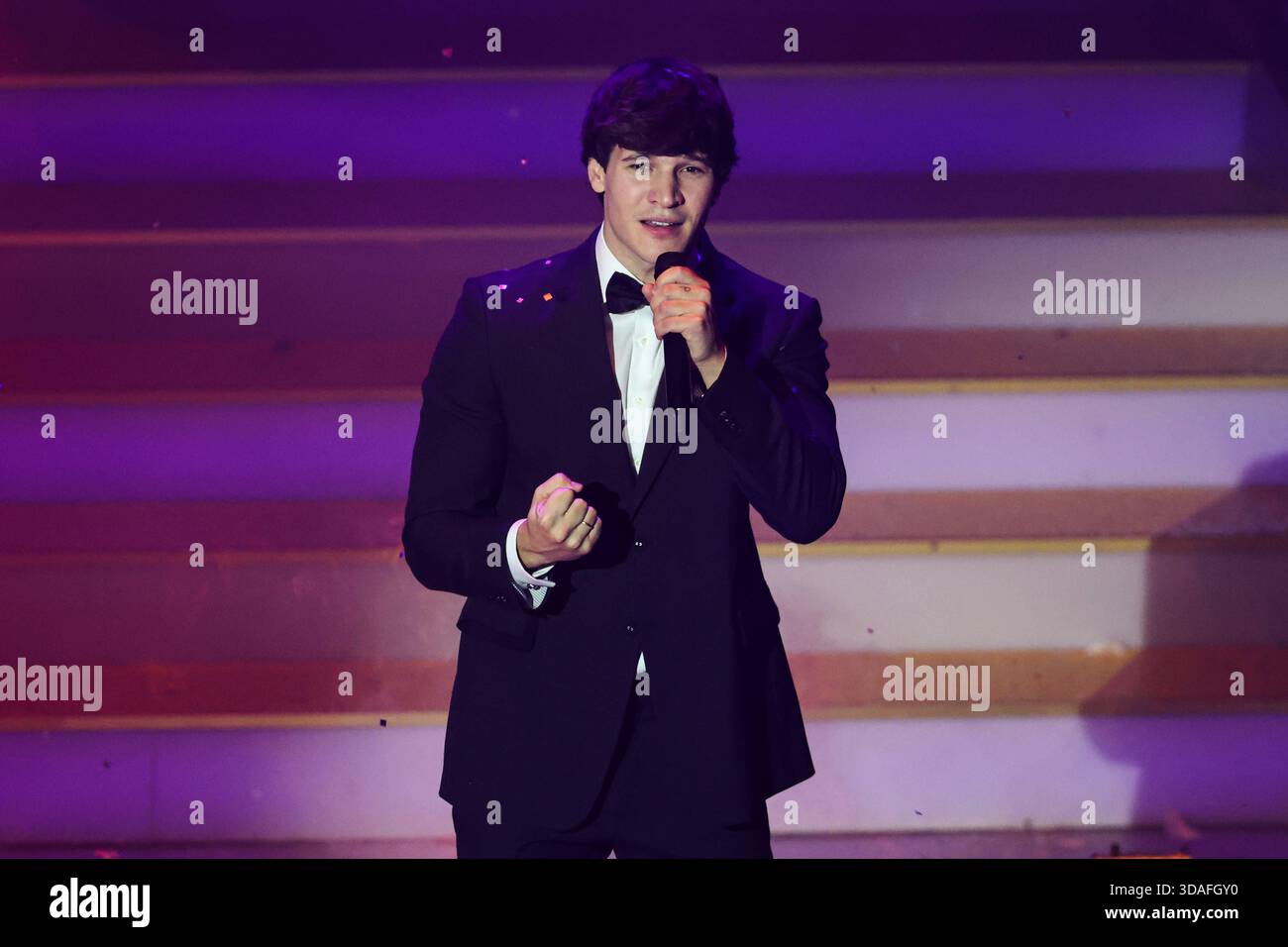 Saenger Wincent Weiss - ARD Live Show Adventsfest der 100,000 Lichter ...