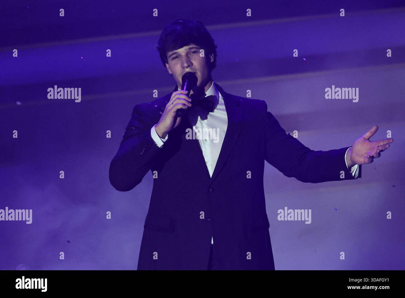 Saenger Wincent Weiss - ARD Live Show Adventsfest der 100,000 Lichter ...
