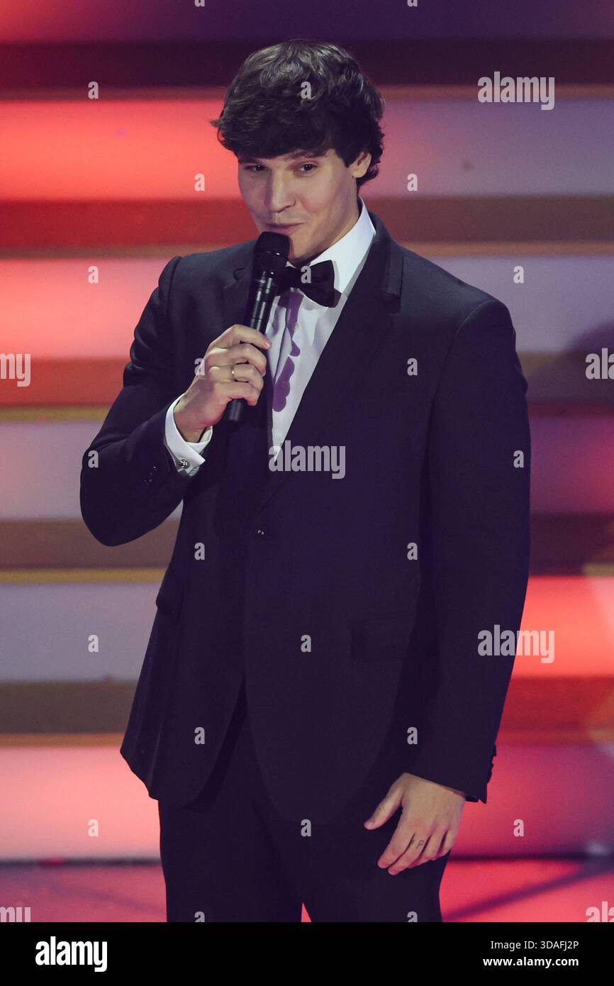 Saenger Wincent Weiss - ARD Live Show Adventsfest der 100,000 Lichter ...