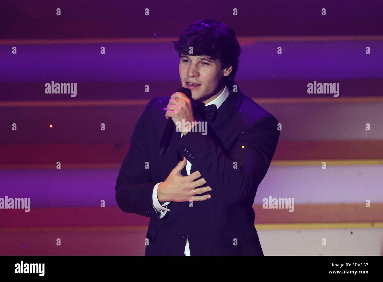 Saenger Wincent Weiss - ARD Live Show Adventsfest der 100,000 Lichter ...