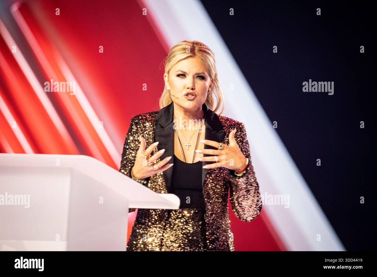 Erika Kirk, die Witwe von Charlie Kirk, spricht 30.000 Teilnehmer am ...