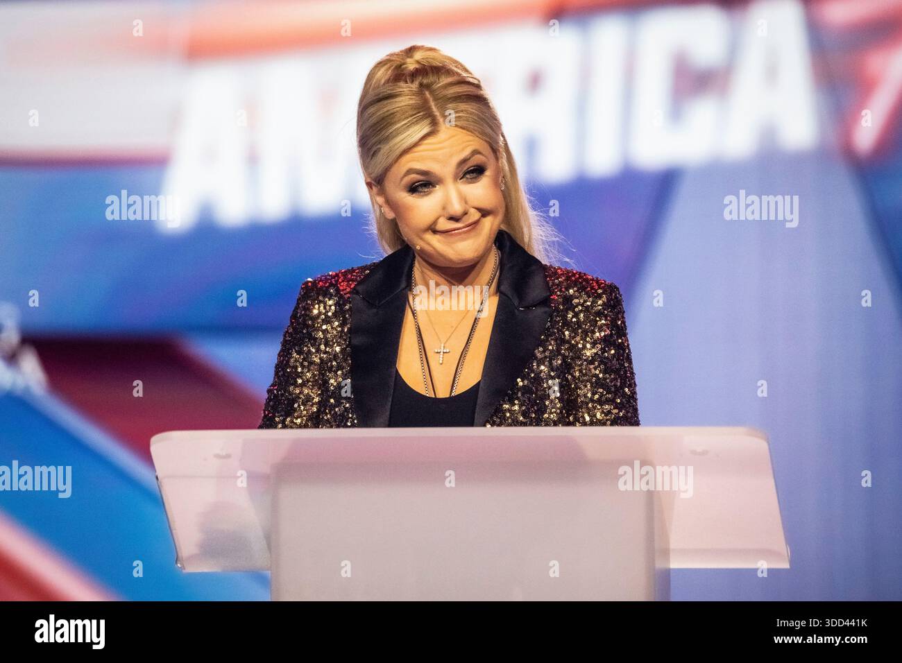 Erika Kirk, die Witwe von Charlie Kirk, spricht 30.000 Teilnehmer am ...