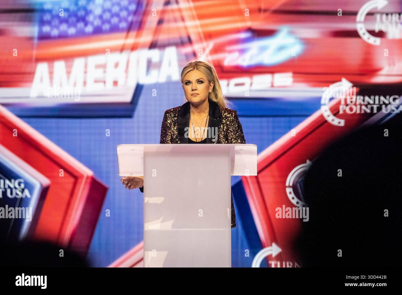 Erika Kirk, die Witwe von Charlie Kirk, spricht 30.000 Teilnehmer am ...