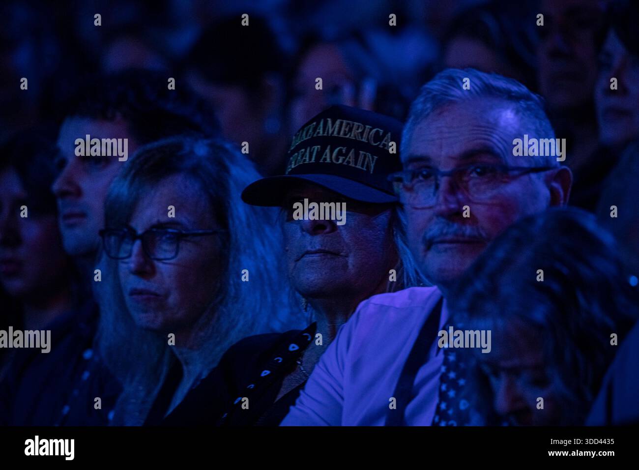 Erika Kirk, die Witwe von Charlie Kirk, spricht 30.000 Teilnehmer am ...