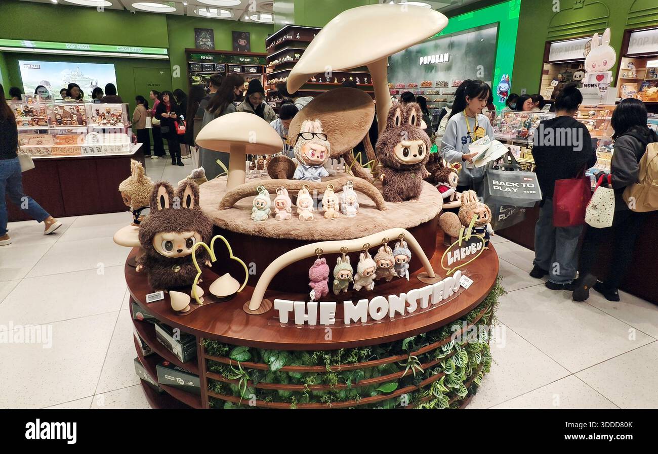 SHANGHAI, CHINA - 30. DEZEMBER 2025 - Labubu Plüschtier ...