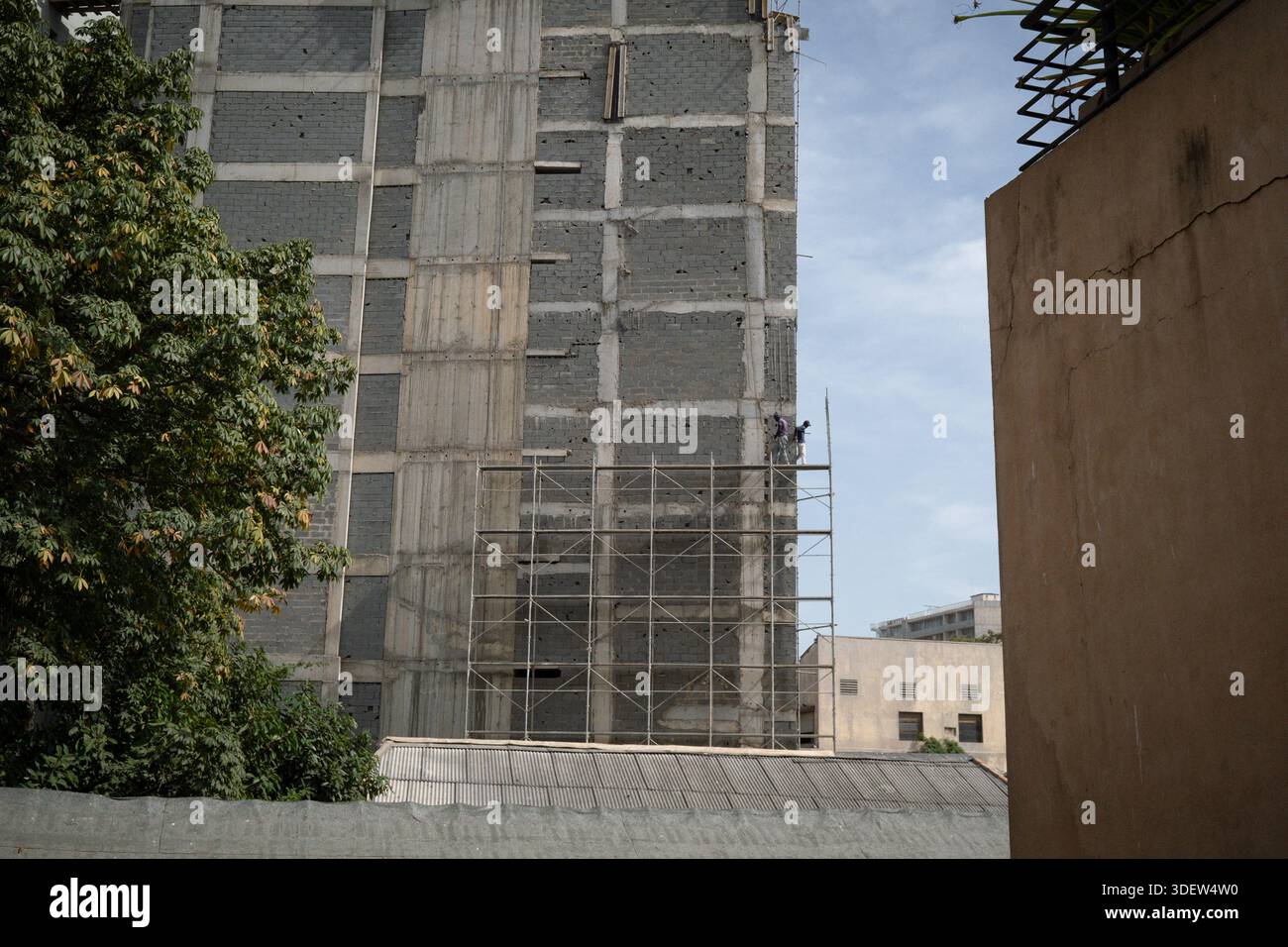 Zwei Personen sind auf Gerüsten zu sehen, die am 11. Dezember 2025 für ...