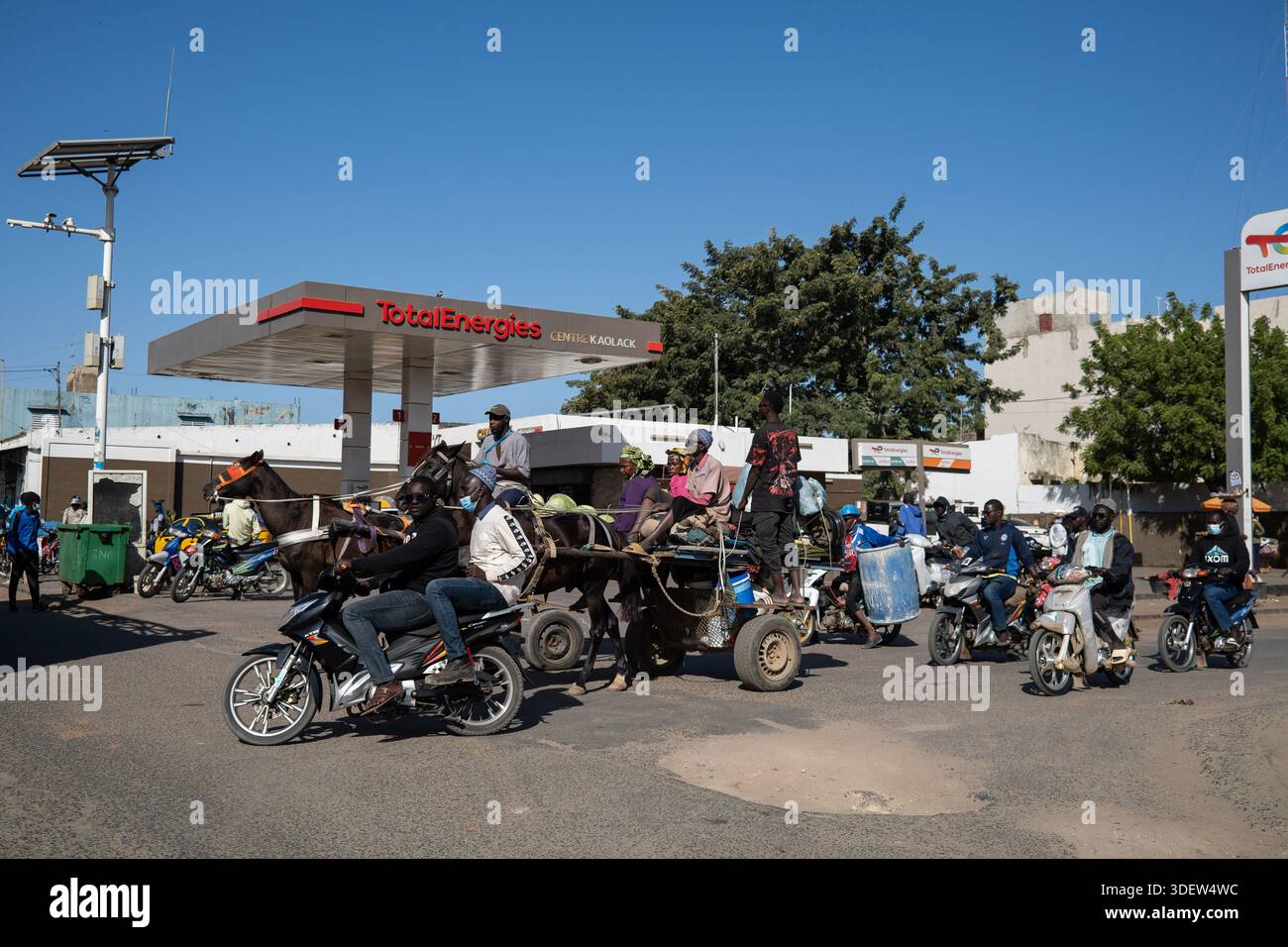 Motorräder und Wagen warten am 15. Dezember 2025 an einer Kreuzung vor ...